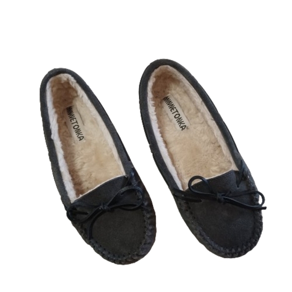 Minnetonka | Shoes | Minnetonka Cally Moccasin Slippers Black Leather ...
